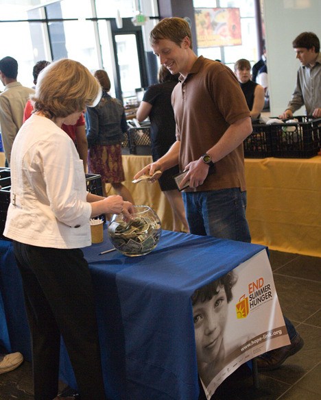 Expedia employees boost Hopelink summer food drive at Taste of Bellevue ...